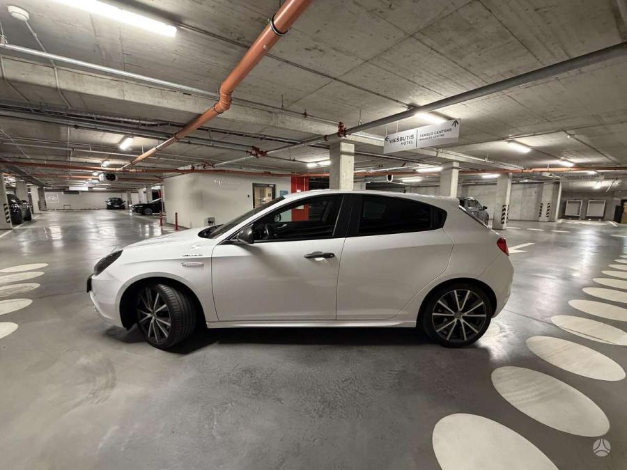 White Alfa Romeo Giulietta 2016 in Vilnius, with an engine capacity of 1.74 L and mileage of 95 thousand km for 14500 €, photo 5 on AUTOMOTO.COM.LV