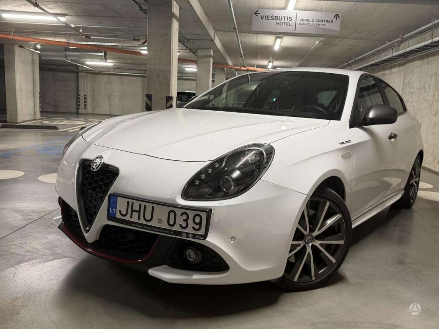 White Alfa Romeo Giulietta 2016 in Vilnius, with an engine capacity of 1.74 L and mileage of 95 thousand km for 14500 €, photo 6 on AUTOMOTO.COM.LV