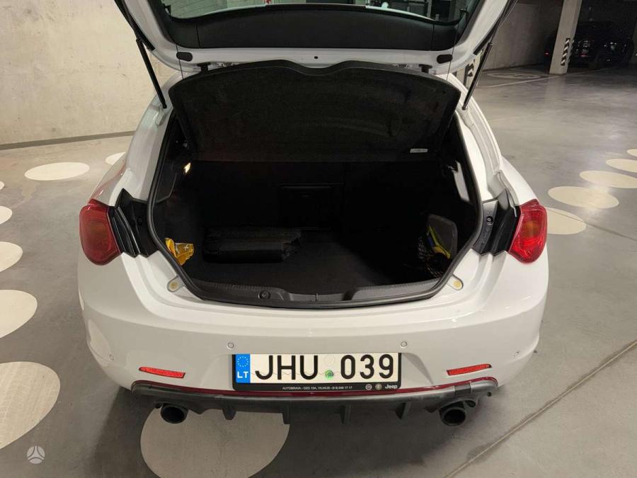White Alfa Romeo Giulietta 2016 in Vilnius, with an engine capacity of 1.74 L and mileage of 95 thousand km for 14500 €, photo 10 on AUTOMOTO.COM.LV