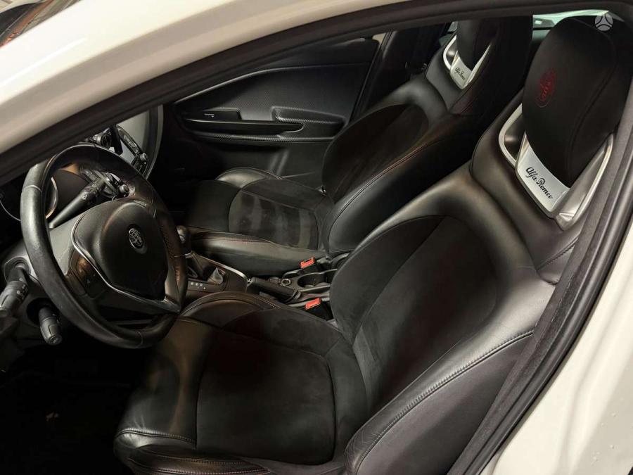 White Alfa Romeo Giulietta 2016 in Vilnius, with an engine capacity of 1.74 L and mileage of 95 thousand km for 14500 €, photo 12 on AUTOMOTO.COM.LV