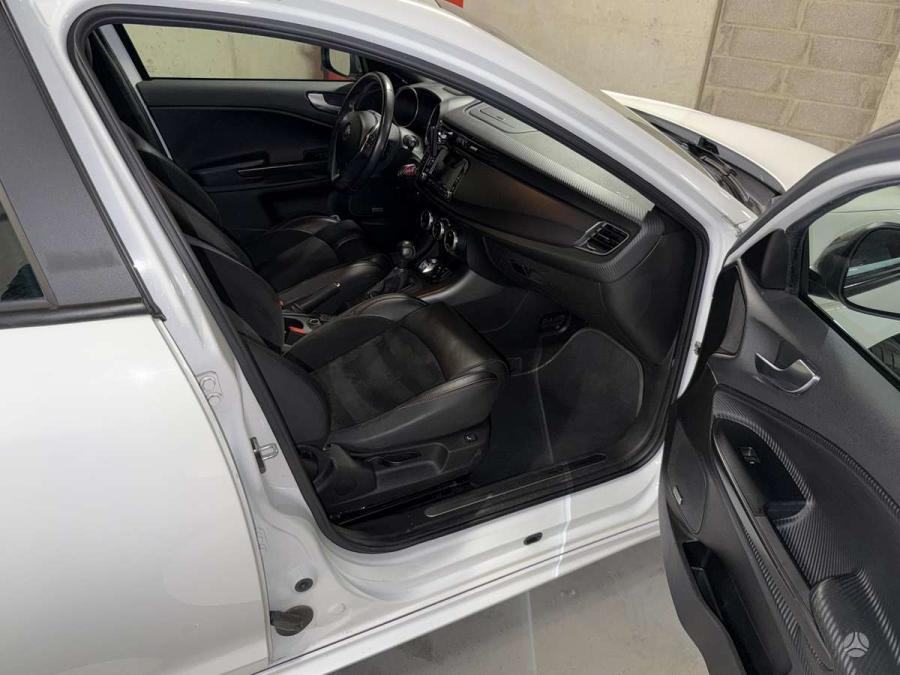 White Alfa Romeo Giulietta 2016 in Vilnius, with an engine capacity of 1.74 L and mileage of 95 thousand km for 14500 €, photo 15 on AUTOMOTO.COM.LV