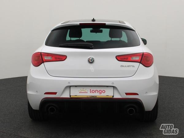 White Alfa Romeo Giulietta 2018 in Vilnius, with an engine capacity of 1.40 L and mileage of 170 thousand km for 11699 €, photo 5 on AUTOMOTO.COM.LV