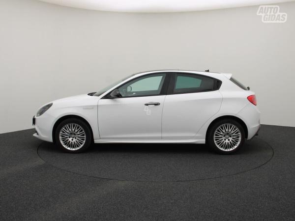 White Alfa Romeo Giulietta 2018 in Vilnius, with an engine capacity of 1.40 L and mileage of 170 thousand km for 11699 €, photo 6 on AUTOMOTO.COM.LV