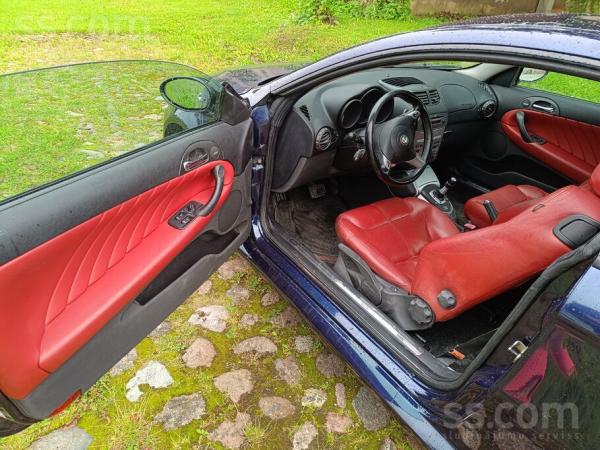 Blue Alfa Romeo GT 2005 in Saldus, with an engine capacity of 2.00 L and mileage of 154 thousand km for 2700 €, photo 5 on AUTOMOTO.COM.LV