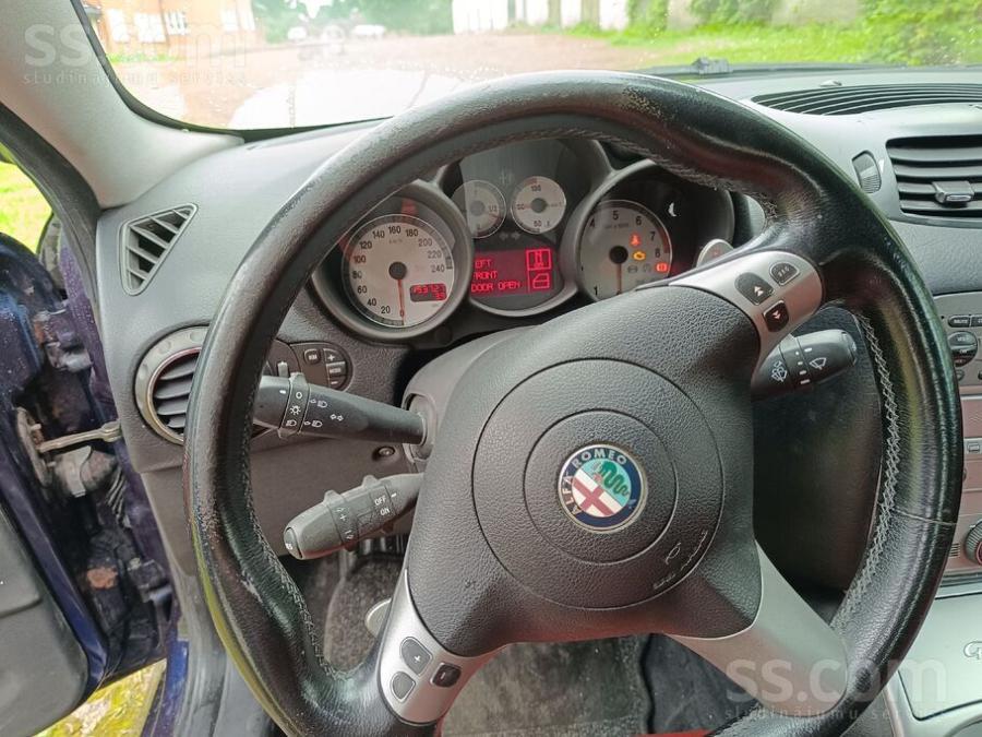 Blue Alfa Romeo GT 2005 in Saldus, with an engine capacity of 2.00 L and mileage of 154 thousand km for 2700 €, photo 8 on AUTOMOTO.COM.LV