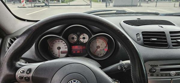 Pelēks Alfa Romeo GT 2004 Viļņa, ar dzinēja tilpumu 1.91 L un nobraukumu 180 tūkst. km par 999 €, foto 5 vietnē AUTOMOTO.COM.LV