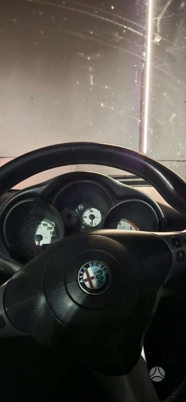 Pelēks Alfa Romeo GT 2004 Viļņa, ar dzinēja tilpumu 1.91 L un nobraukumu 180 tūkst. km par 999 €, foto 6 vietnē AUTOMOTO.COM.LV