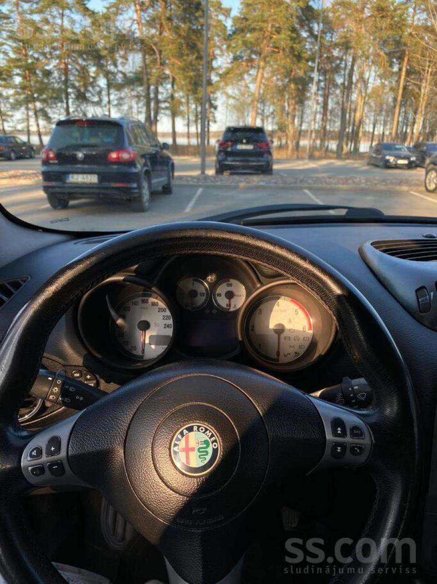 Pelēks Alfa Romeo GT 2005 Daugavpils, ar dzinēja tilpumu 1.90 L un nobraukumu 259 tūkst. km par 1500 €, foto 10 vietnē AUTOMOTO.COM.LV