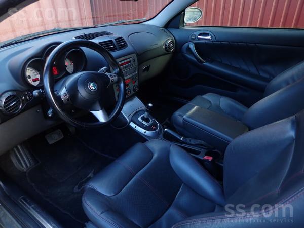 Grey Alfa Romeo GT 2005 in Liepaja, with an engine capacity of 2.00 L and mileage of 201 thousand km for 2450 €, photo 6 on AUTOMOTO.COM.LV