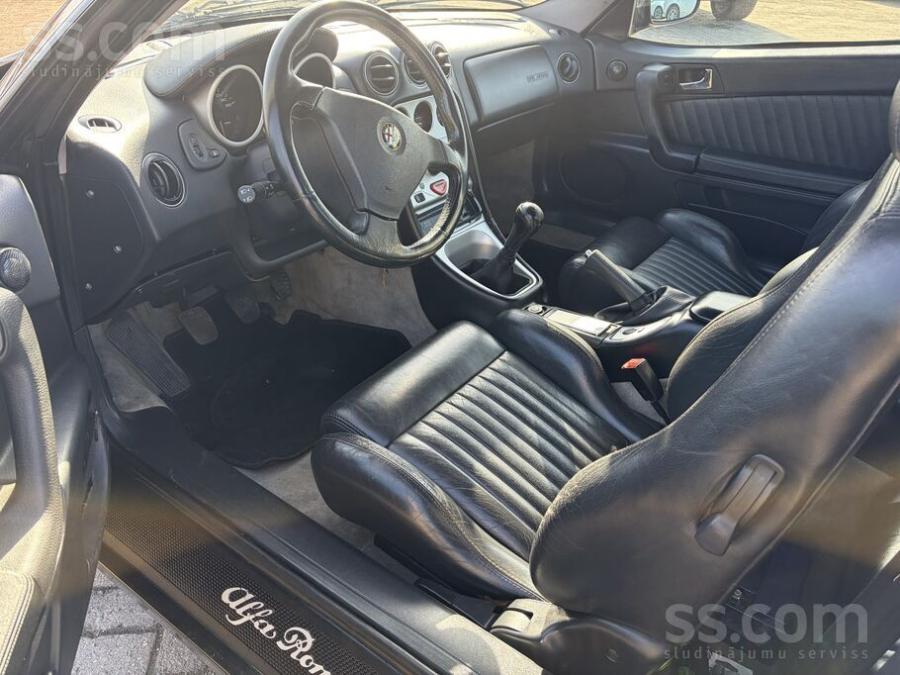 Melns Alfa Romeo GTV 2000 Rīga, ar dzinēja tilpumu 2.00 L un nobraukumu 215 tūkst. km par 4450 €, foto 7 vietnē AUTOMOTO.COM.LV