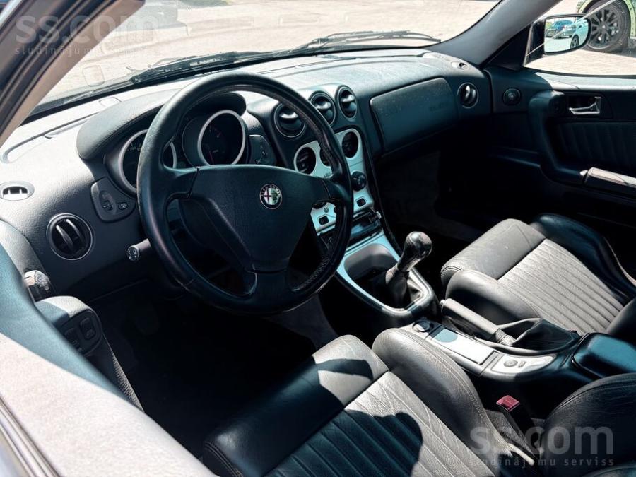 Melns Alfa Romeo GTV 2000 Rīga, ar dzinēja tilpumu 2.00 L un nobraukumu 218 tūkst. km par 4250 €, foto 17 vietnē AUTOMOTO.COM.LV