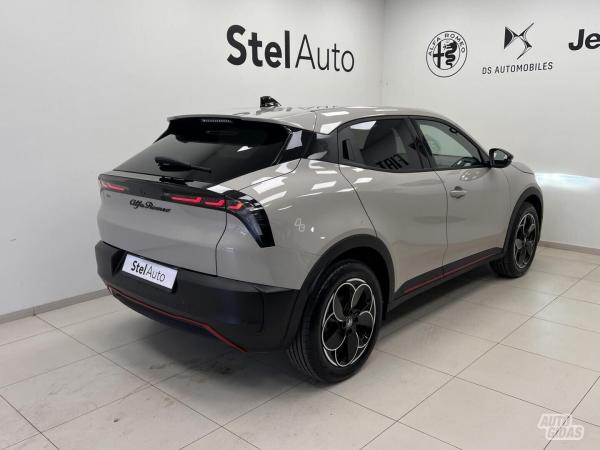 Pelēks Alfa Romeo Junior 2024 Viļņa, ar dzinēja tilpumu 0.00 L un nobraukumu 21 tūkst. km par 25700 €, foto 5 vietnē AUTOMOTO.COM.LV