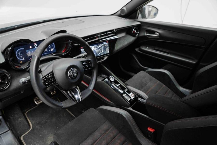 Alfa Romeo Junior 2025 Peetri, ar dzinēja tilpumu 1.20 L un nobraukumu 10 tūkst. km par 29500 €, foto 14 vietnē AUTOMOTO.COM.LV