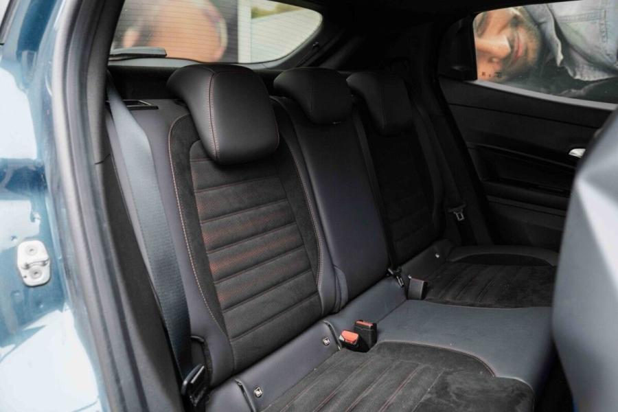 Alfa Romeo Junior 2025 Peetri, ar dzinēja tilpumu 1.20 L un nobraukumu 10 tūkst. km par 29500 €, foto 16 vietnē AUTOMOTO.COM.LV