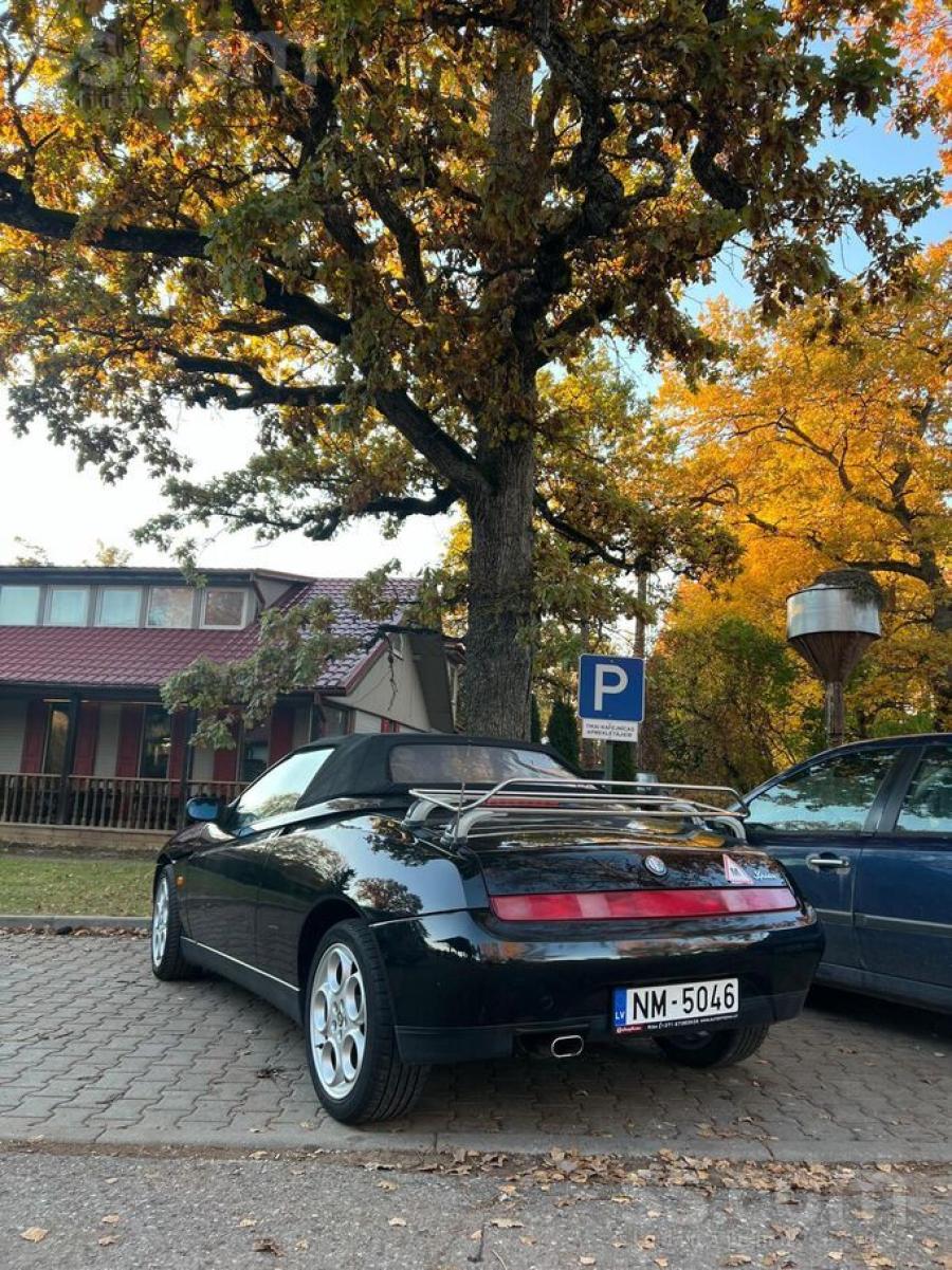 Black Alfa Romeo Spider 1997 in Riga, with an engine capacity of 2.00 L and mileage of 261 thousand km for 3900 €, photo 1 on AUTOMOTO.COM.LV