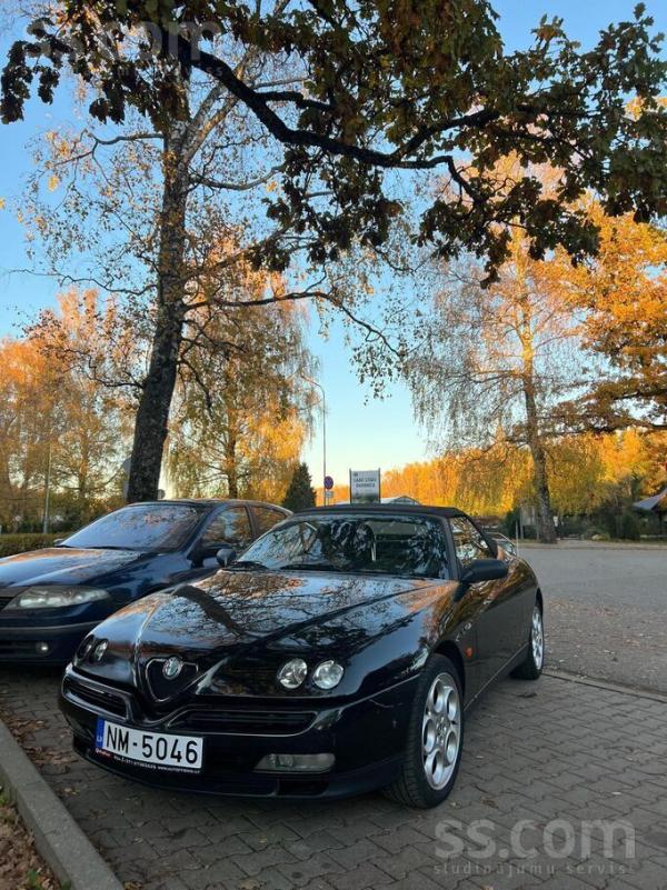Black Alfa Romeo Spider 1997 in Riga, with an engine capacity of 2.00 L and mileage of 261 thousand km for 3900 €, photo 2 on AUTOMOTO.COM.LV