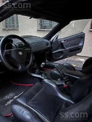 Black Alfa Romeo Spider 1997 in Riga, with an engine capacity of 2.00 L and mileage of 261 thousand km for 3900 €, photo 4 on AUTOMOTO.COM.LV