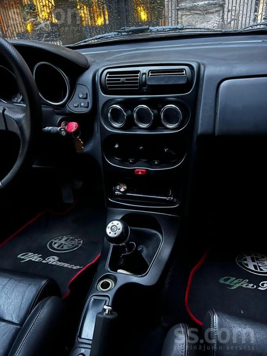 Black Alfa Romeo Spider 1997 in Riga, with an engine capacity of 2.00 L and mileage of 261 thousand km for 3900 €, photo 6 on AUTOMOTO.COM.LV
