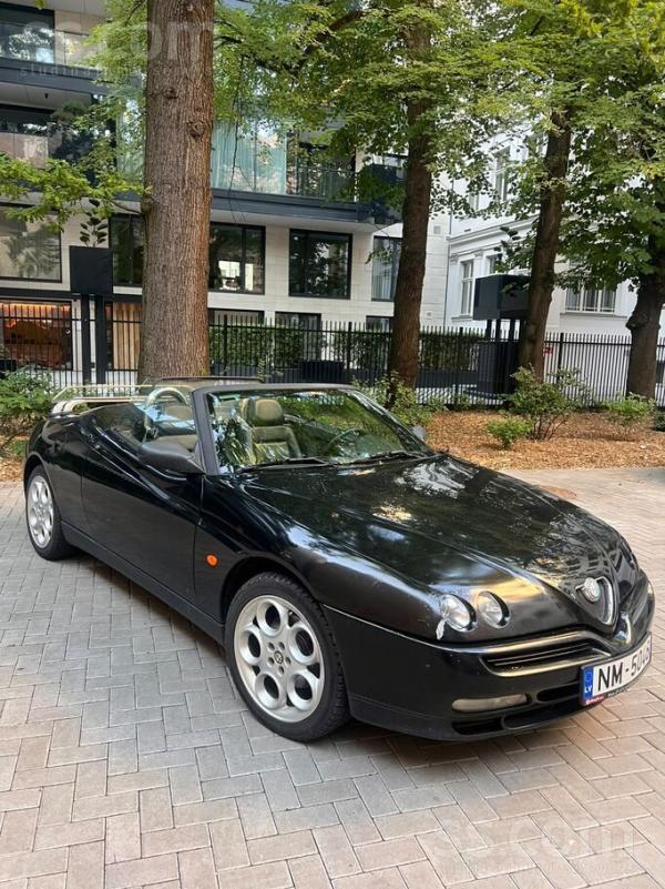 Black Alfa Romeo Spider 1997 in Riga, with an engine capacity of 2.00 L and mileage of 261 thousand km for 3900 €, photo 6 on AUTOMOTO.COM.LV