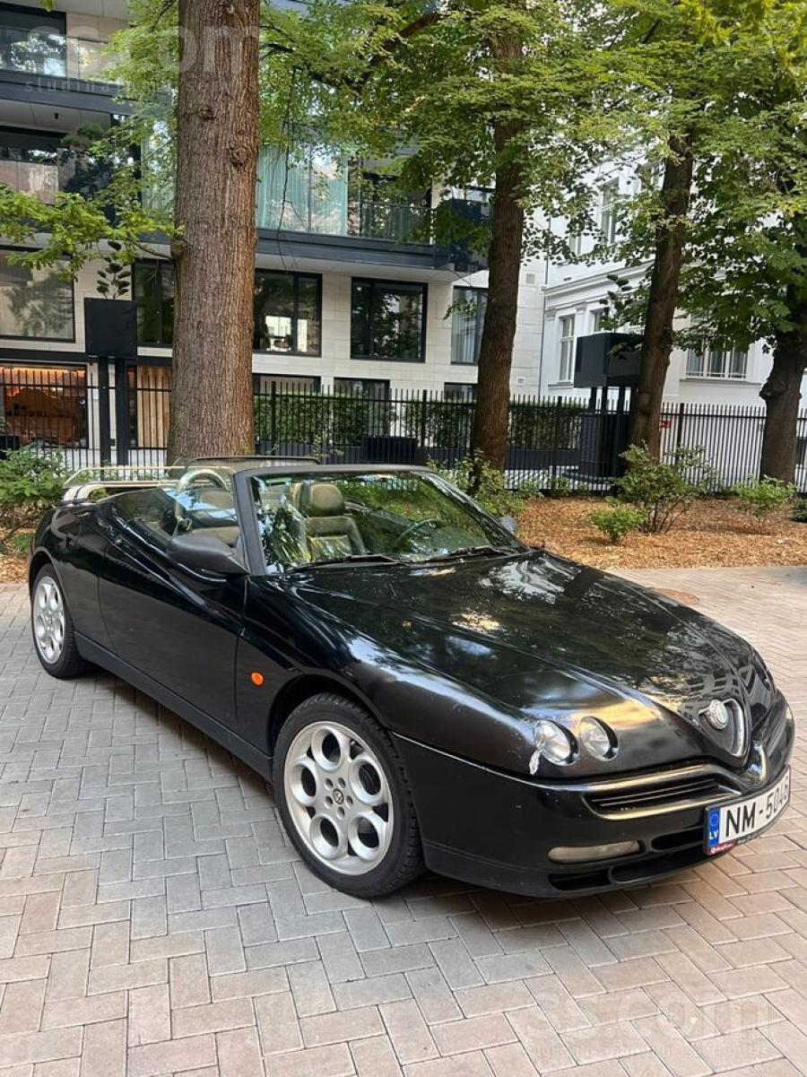 Black Alfa Romeo Spider 1997 in Riga, with an engine capacity of 2.00 L and mileage of 261 thousand km for 3900 €, photo 7 on AUTOMOTO.COM.LV