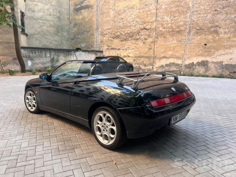 Black Alfa Romeo Spider 1997 in Riga, with an engine capacity of 2.00 L and mileage of 261 thousand km for 3900 €, photo 9 on AUTOMOTO.COM.LV