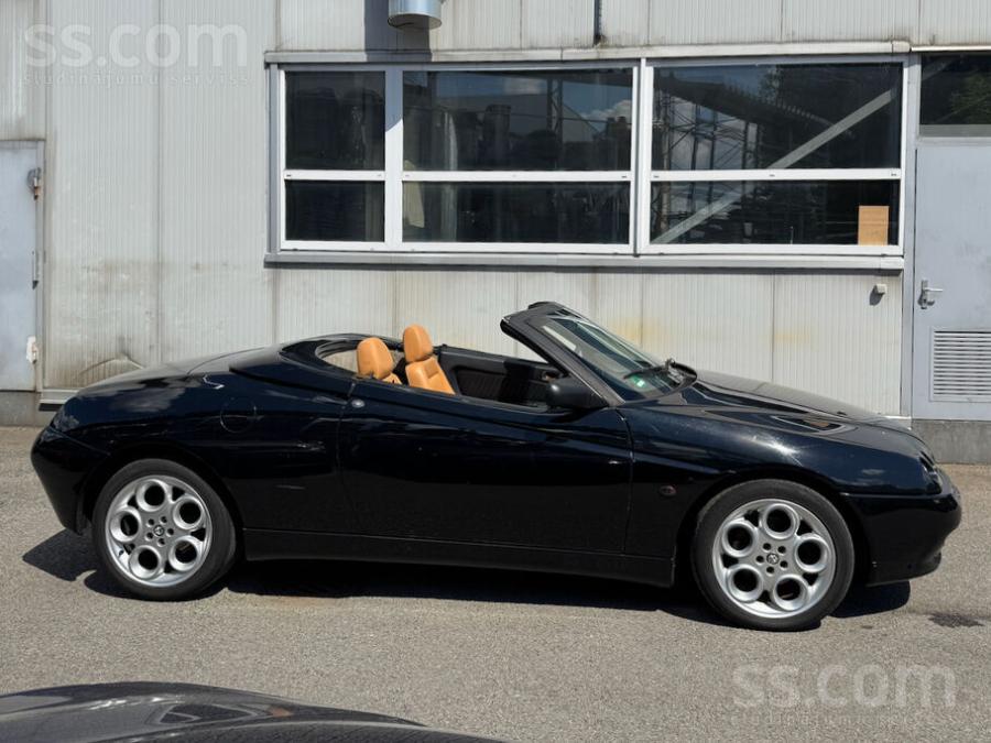 Black Alfa Romeo Spider 1999 in Riga, with an engine capacity of 3.00 L and mileage of 135 thousand km for 11900 €, photo 5 on AUTOMOTO.COM.LV