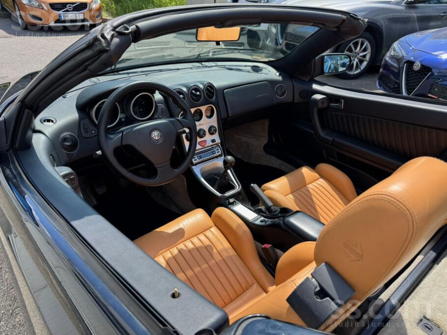 Black Alfa Romeo Spider 1999 in Riga, with an engine capacity of 3.00 L and mileage of 135 thousand km for 11900 €, photo 13 on AUTOMOTO.COM.LV