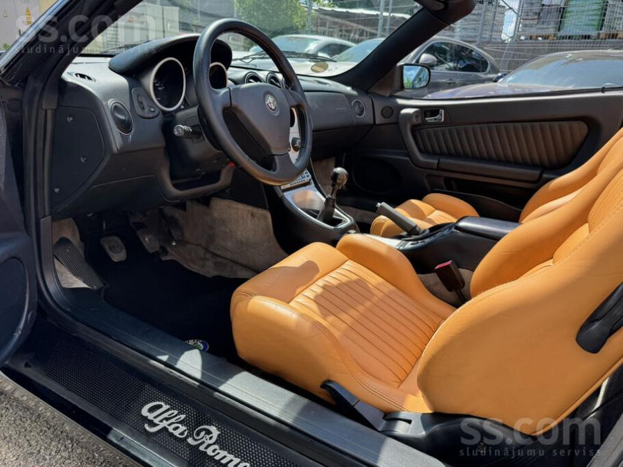 Black Alfa Romeo Spider 1999 in Riga, with an engine capacity of 3.00 L and mileage of 135 thousand km for 11900 €, photo 14 on AUTOMOTO.COM.LV