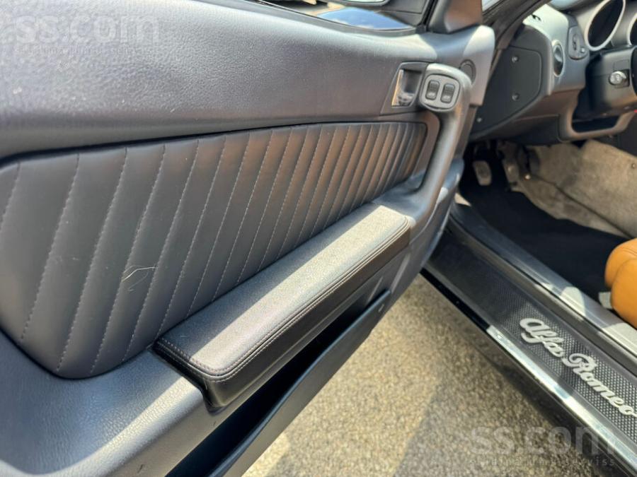 Black Alfa Romeo Spider 1999 in Riga, with an engine capacity of 3.00 L and mileage of 135 thousand km for 11900 €, photo 15 on AUTOMOTO.COM.LV