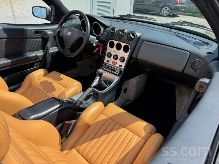 Black Alfa Romeo Spider 1999 in Riga, with an engine capacity of 3.00 L and mileage of 135 thousand km for 11900 €, photo 16 on AUTOMOTO.COM.LV