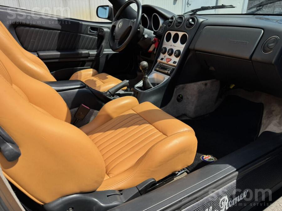 Black Alfa Romeo Spider 1999 in Riga, with an engine capacity of 3.00 L and mileage of 135 thousand km for 11900 €, photo 17 on AUTOMOTO.COM.LV