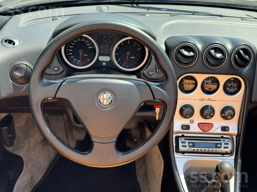 Black Alfa Romeo Spider 1999 in Riga, with an engine capacity of 3.00 L and mileage of 135 thousand km for 11900 €, photo 24 on AUTOMOTO.COM.LV