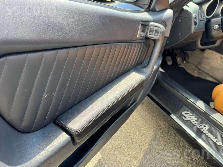 Black Alfa Romeo Spider 1999 in Riga, with an engine capacity of 3.00 L and mileage of 135 thousand km for 11900 €, photo 15 on AUTOMOTO.COM.LV