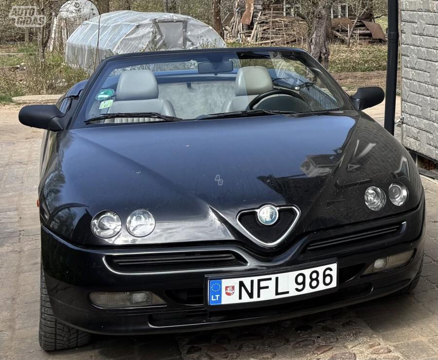 Black Alfa Romeo Spider 2001 in Vilnius, with an engine capacity of 2.00 L and mileage of 147 thousand km for 3999 €, photo 1 on AUTOMOTO.COM.LV