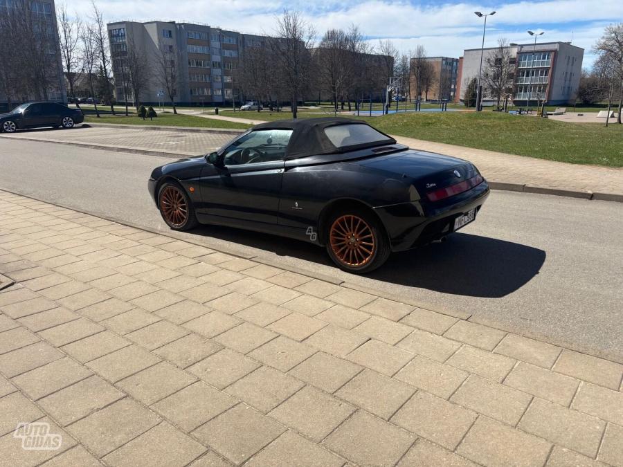 Black Alfa Romeo Spider 2001 in Vilnius, with an engine capacity of 2.00 L and mileage of 147 thousand km for 3999 €, photo 4 on AUTOMOTO.COM.LV