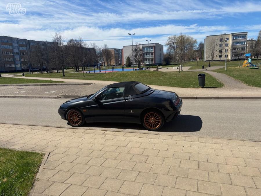 Black Alfa Romeo Spider 2001 in Vilnius, with an engine capacity of 2.00 L and mileage of 147 thousand km for 3999 €, photo 5 on AUTOMOTO.COM.LV