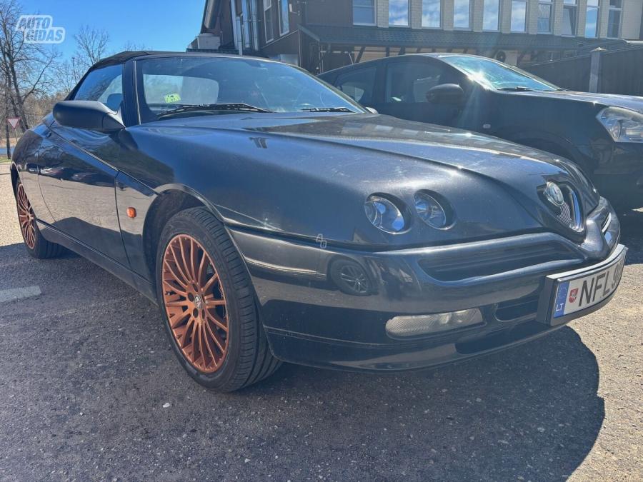 Black Alfa Romeo Spider 2001 in Vilnius, with an engine capacity of 2.00 L and mileage of 147 thousand km for 3999 €, photo 7 on AUTOMOTO.COM.LV