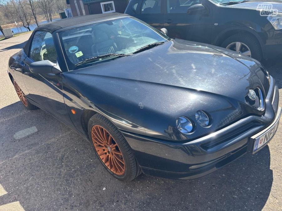 Black Alfa Romeo Spider 2001 in Vilnius, with an engine capacity of 2.00 L and mileage of 147 thousand km for 3999 €, photo 12 on AUTOMOTO.COM.LV