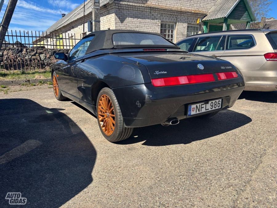 Black Alfa Romeo Spider 2001 in Vilnius, with an engine capacity of 2.00 L and mileage of 147 thousand km for 3999 €, photo 14 on AUTOMOTO.COM.LV