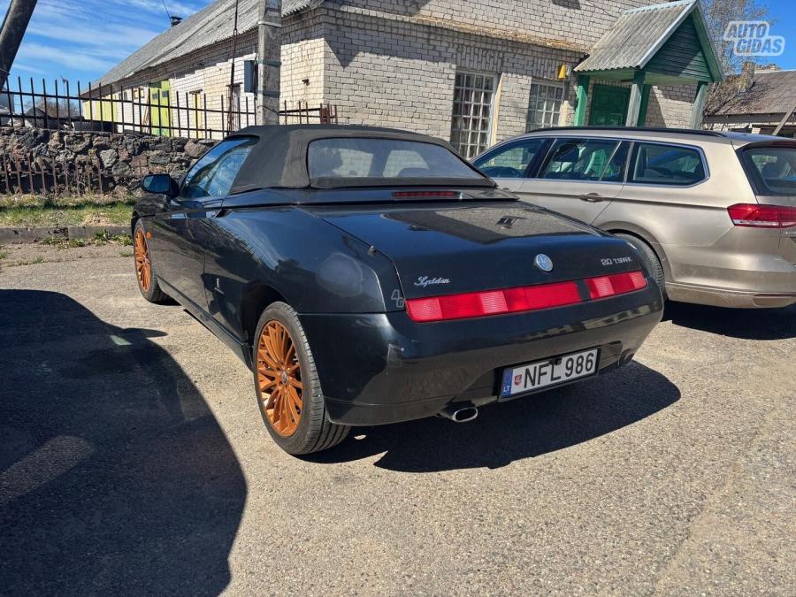 Black Alfa Romeo Spider 2001 in Vilnius, with an engine capacity of 2.00 L and mileage of 147 thousand km for 3999 €, photo 15 on AUTOMOTO.COM.LV