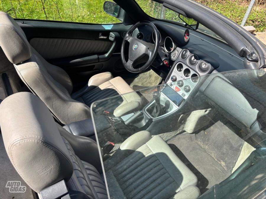 Black Alfa Romeo Spider 2001 in Vilnius, with an engine capacity of 2.00 L and mileage of 147 thousand km for 3999 €, photo 16 on AUTOMOTO.COM.LV