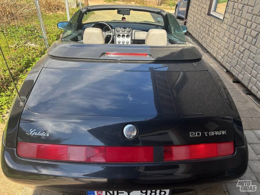 Black Alfa Romeo Spider 2001 in Vilnius, with an engine capacity of 2.00 L and mileage of 147 thousand km for 3999 €, photo 20 on AUTOMOTO.COM.LV