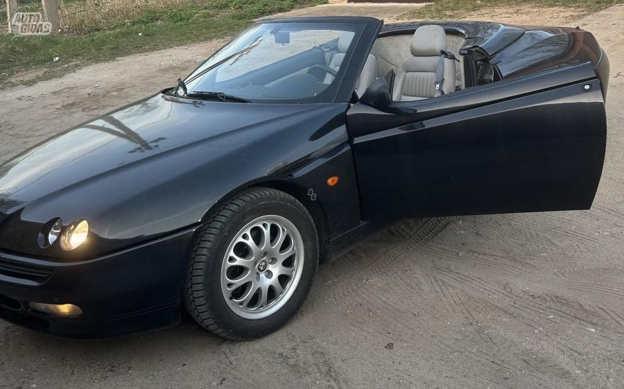 Black Alfa Romeo Spider 2001 in Vilnius, with an engine capacity of 2.00 L and mileage of 147 thousand km for 3999 €, photo 21 on AUTOMOTO.COM.LV