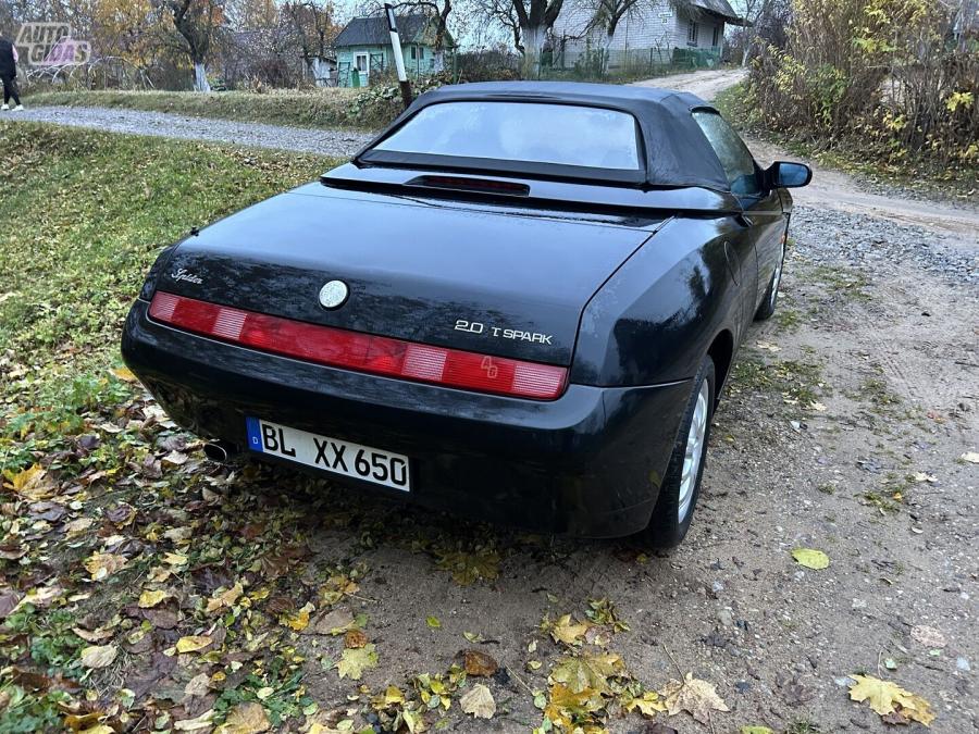 Black Alfa Romeo Spider 2001 in Vilnius, with an engine capacity of 2.00 L and mileage of 147 thousand km for 3999 €, photo 28 on AUTOMOTO.COM.LV