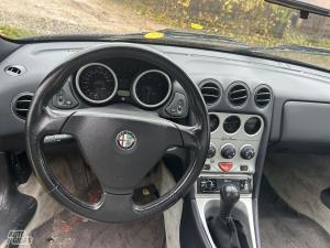 Black Alfa Romeo Spider 2001 in Vilnius, with an engine capacity of 2.00 L and mileage of 147 thousand km for 3999 €, photo 31 on AUTOMOTO.COM.LV