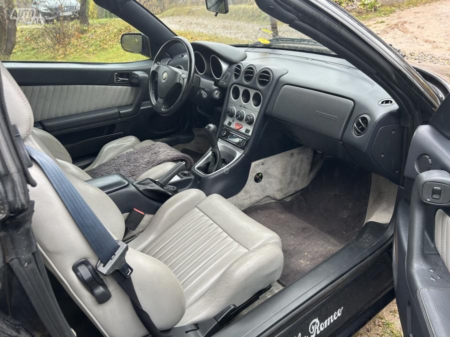 Black Alfa Romeo Spider 2001 in Vilnius, with an engine capacity of 2.00 L and mileage of 147 thousand km for 3999 €, photo 32 on AUTOMOTO.COM.LV