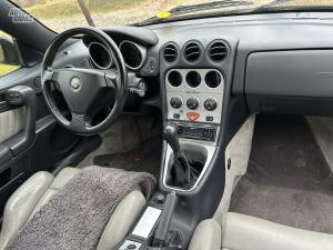 Black Alfa Romeo Spider 2001 in Vilnius, with an engine capacity of 2.00 L and mileage of 147 thousand km for 3999 €, photo 33 on AUTOMOTO.COM.LV