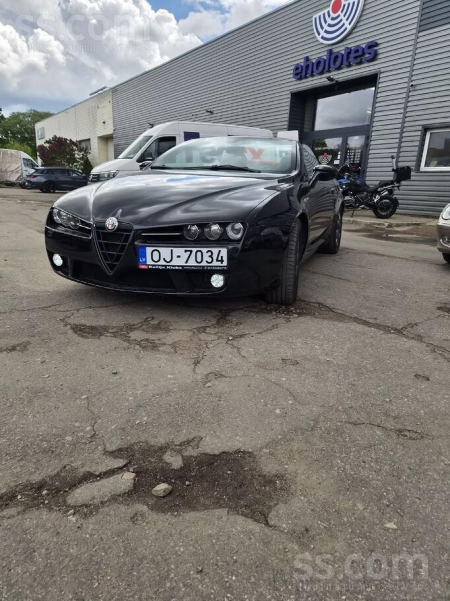 Black Alfa Romeo Spider 2006 in Riga, with an engine capacity of 2.20 L and mileage of 167 thousand km for 12000 €, photo 1 on AUTOMOTO.COM.LV