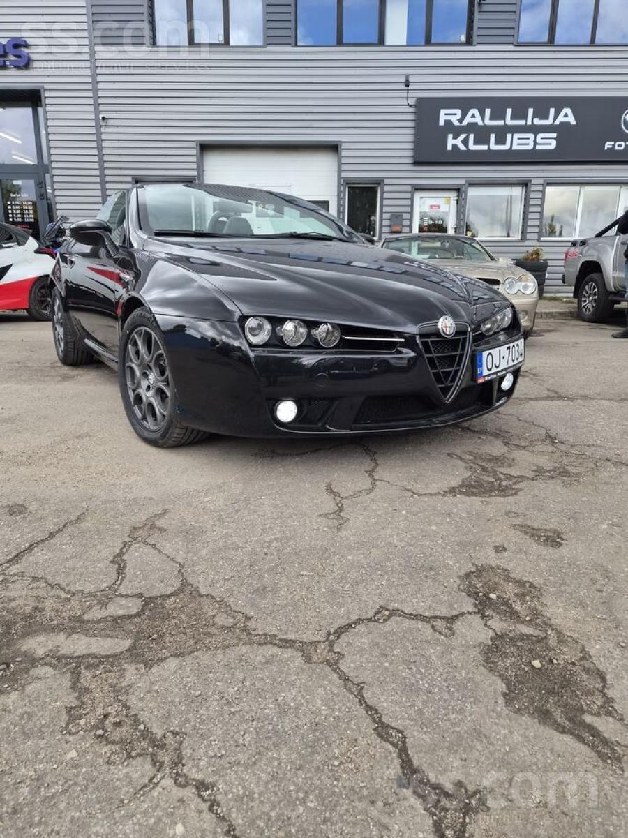 Black Alfa Romeo Spider 2006 in Riga, with an engine capacity of 2.20 L and mileage of 167 thousand km for 12000 €, photo 3 on AUTOMOTO.COM.LV
