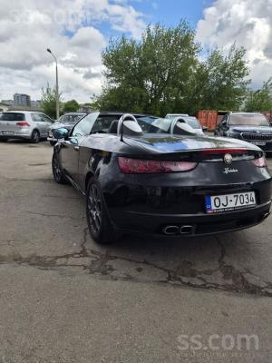 Black Alfa Romeo Spider 2006 in Riga, with an engine capacity of 2.20 L and mileage of 167 thousand km for 12000 €, photo 4 on AUTOMOTO.COM.LV